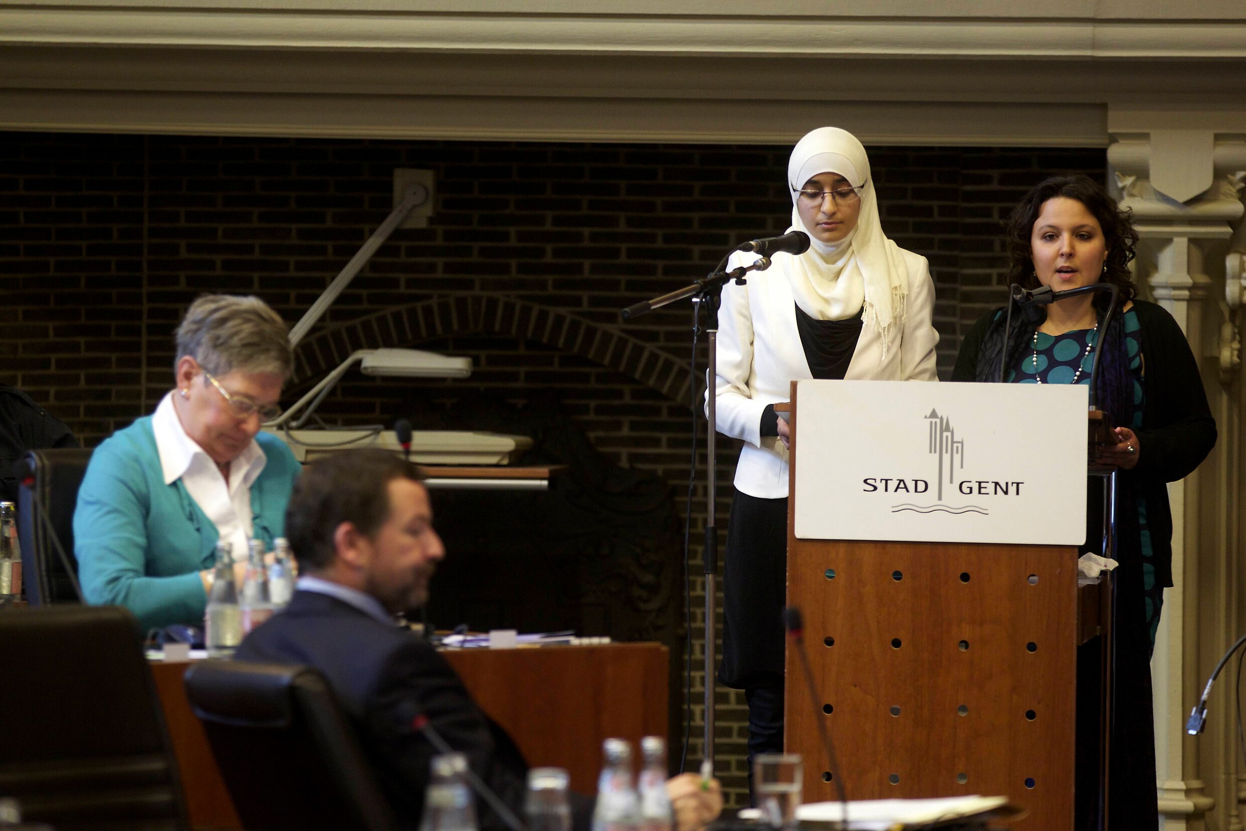 Gent heft na debat van vier uur hoofddoekenverbod op | De Morgen