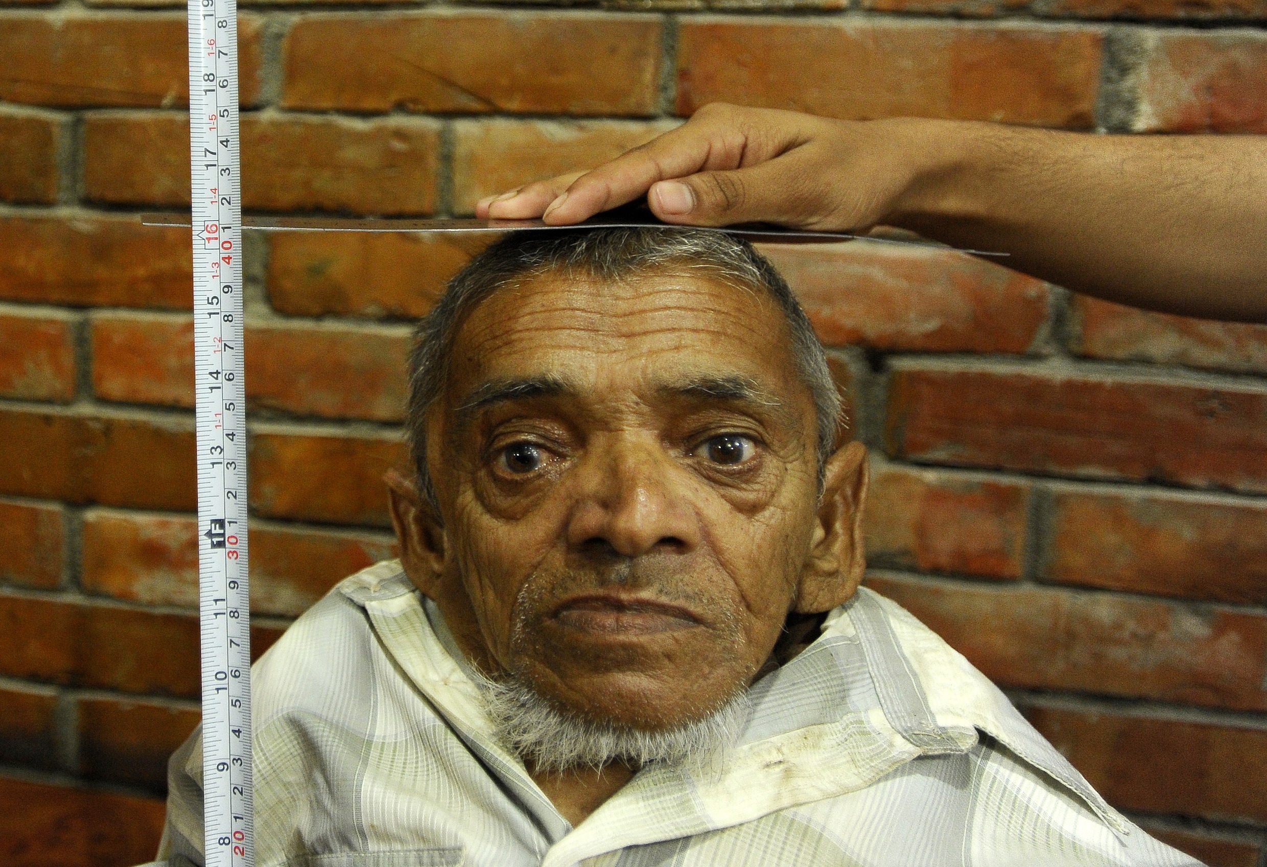 Een Nepalees van 41 cm groot claimt kleinste man ter wereld te zijn ...