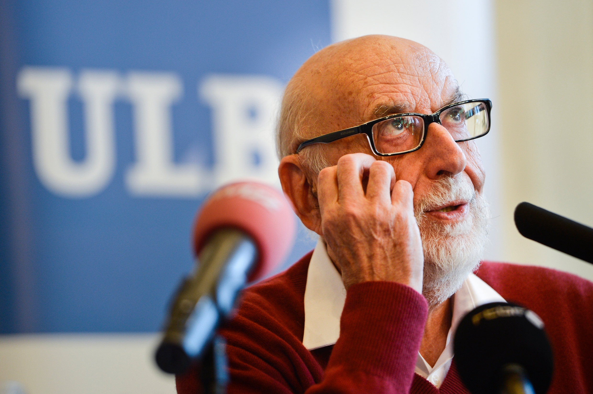 François Englert: "Spijt dat Robert Brout niet met mij kan vieren" | De ...