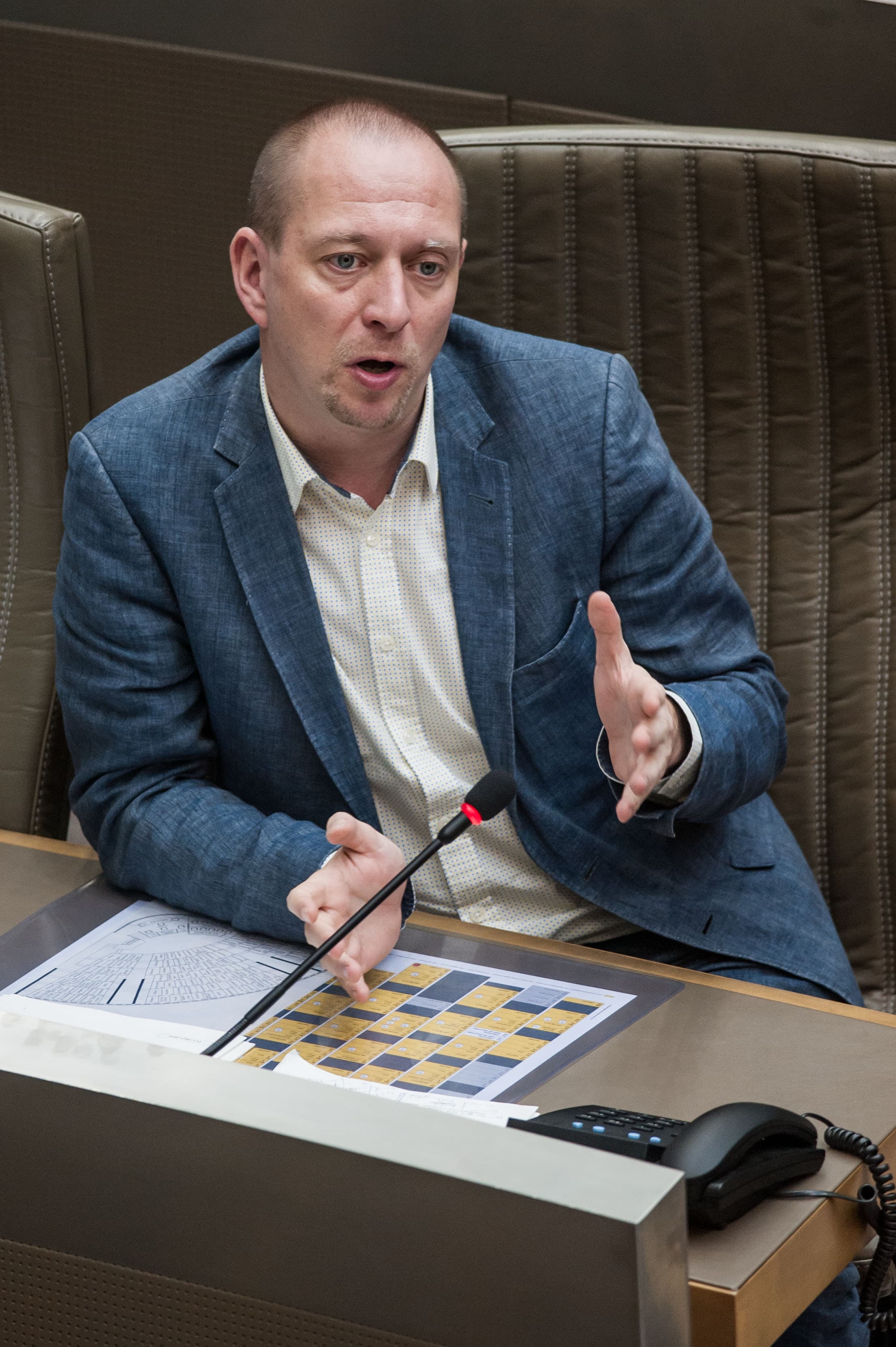 "Plan van Homans zal geen enkel gezin uit de armoede halen" | De Morgen