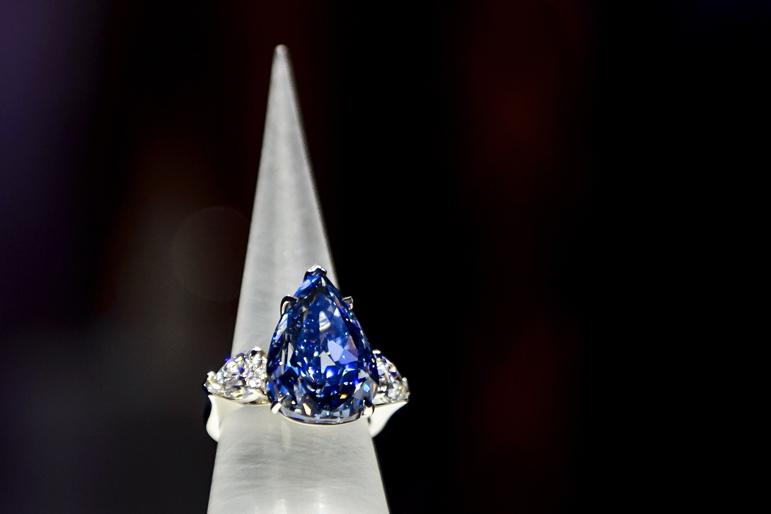 Grootste blauwe diamant geveild voor 17,3 miljoen euro | De Morgen