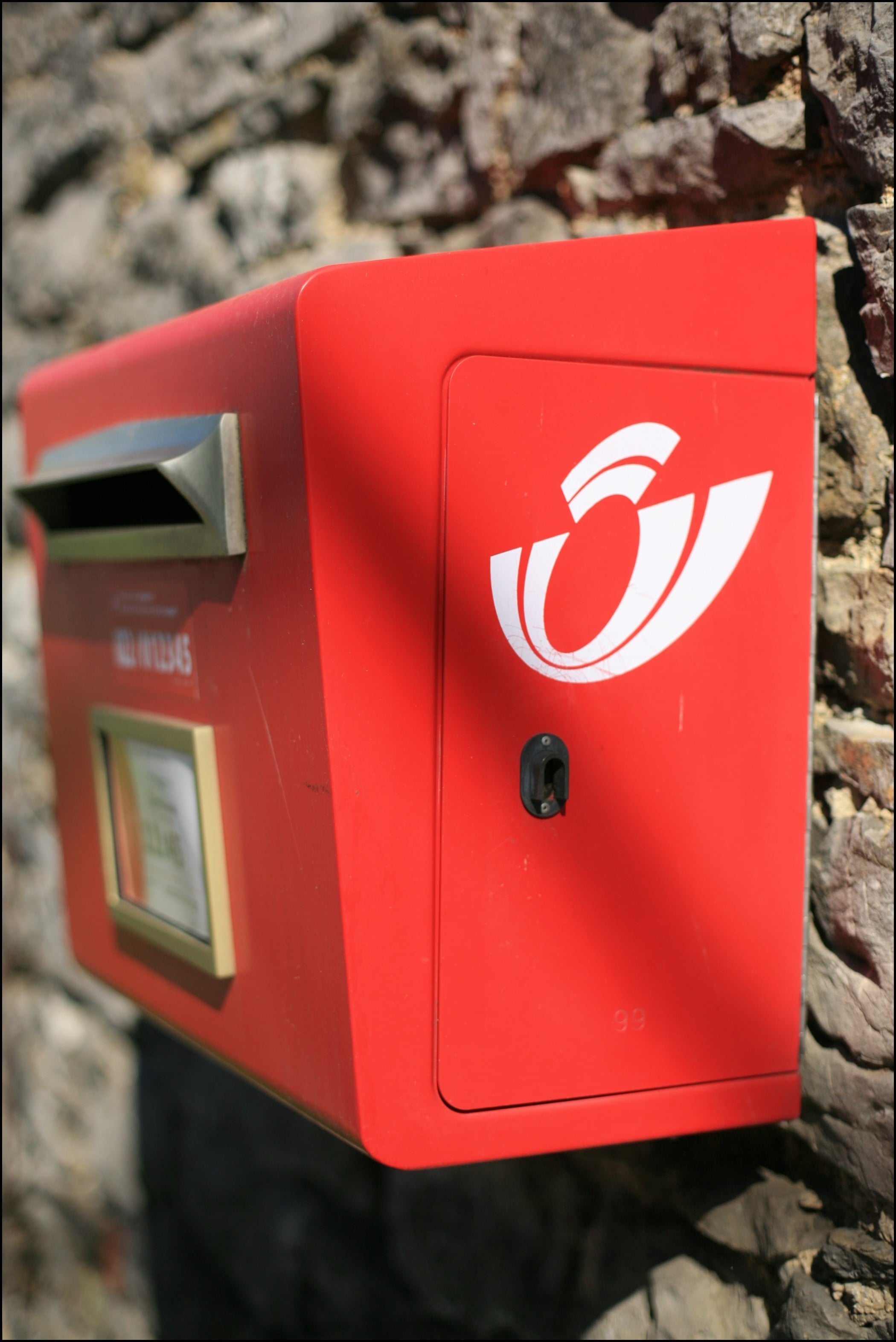 Postbode dumpt brieven in bos | De Morgen