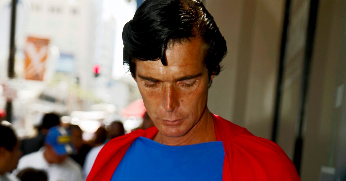 Dronken Superman rijdt voortuin in | De Morgen