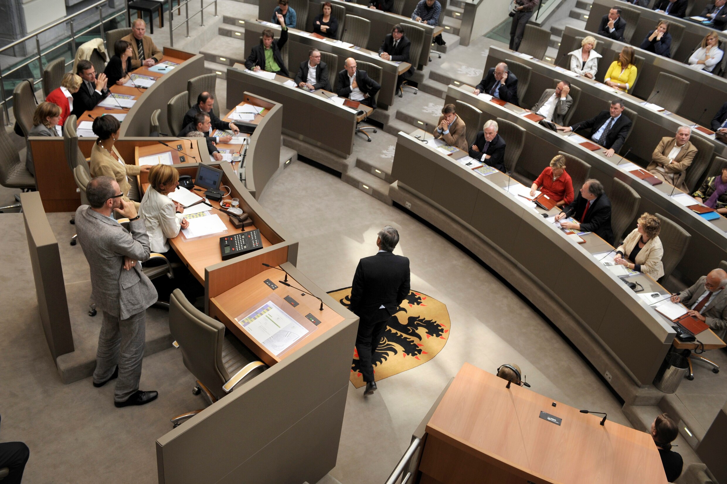 Groen en sp.a: “Maak van alle parlementsleden werknemers” | De Morgen