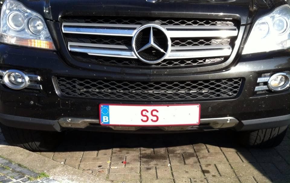 Rijdende odes aan Hitler: xenofobe nummerplaten rijden vrolijk rond in ...