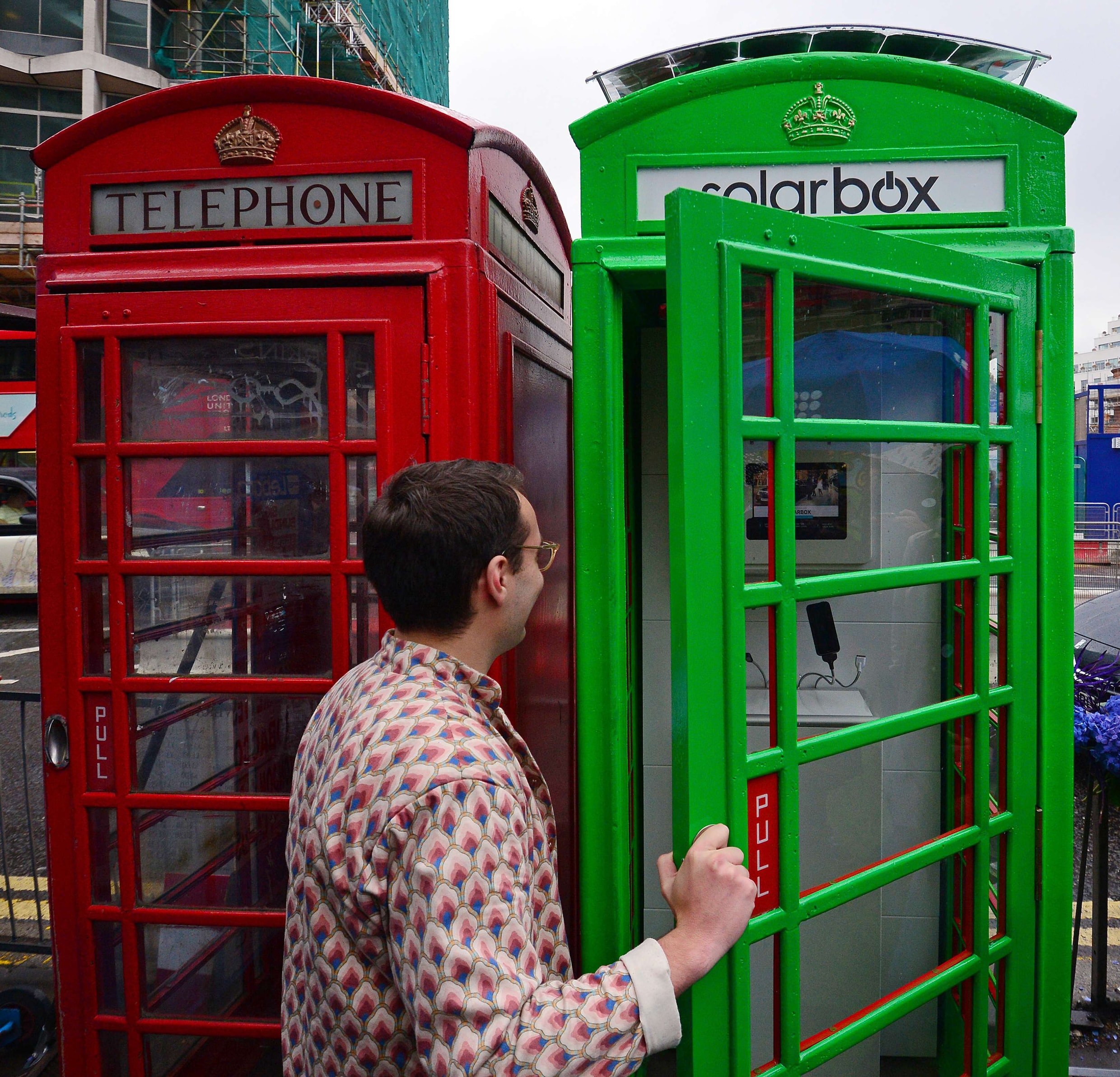 Rode telefooncel in Londen krijgt groene make-over (om telefoon te ...