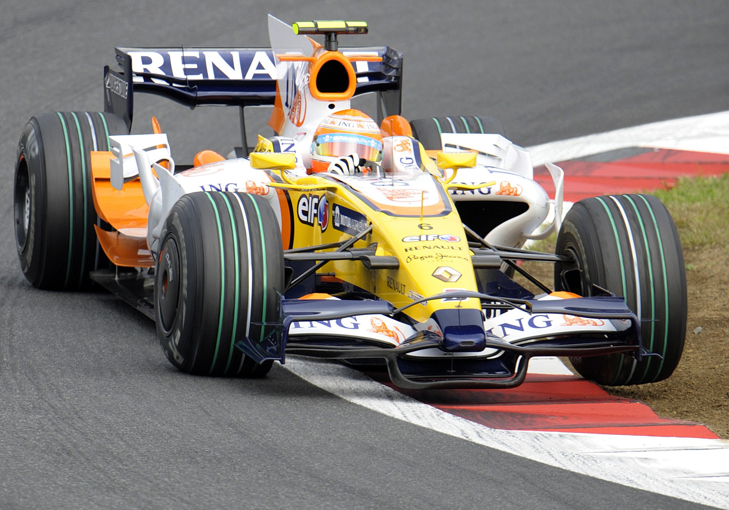 Renault betaalt Piquet schadevergoeding na 'crashgate' | De Morgen