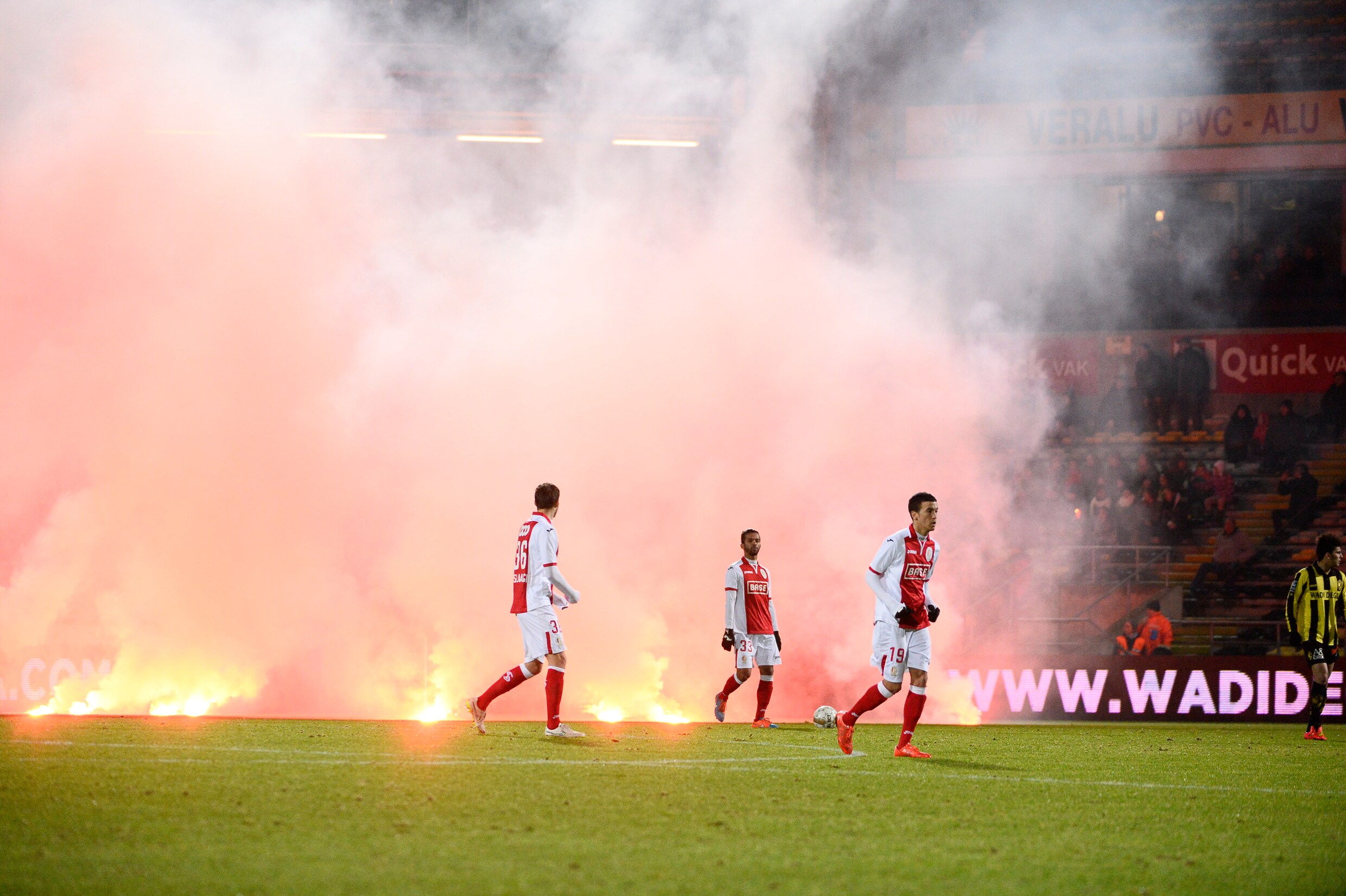 Liersefans zijn het zat en keren zich met onder meer vuurpijlen tegen ...