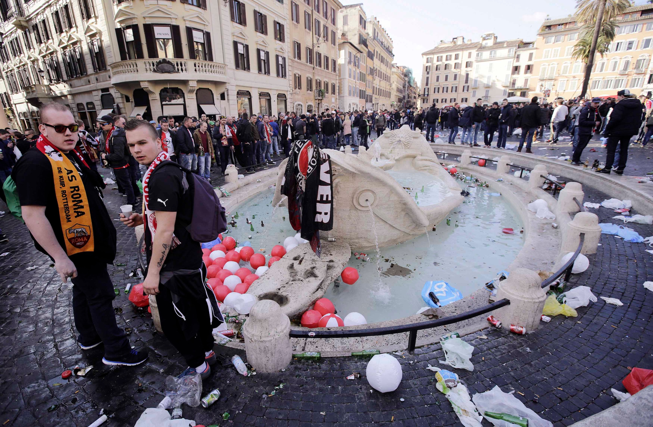 Zo is de vernielingstocht van de Feyenoord-relschoppers in Rome gegaan ...