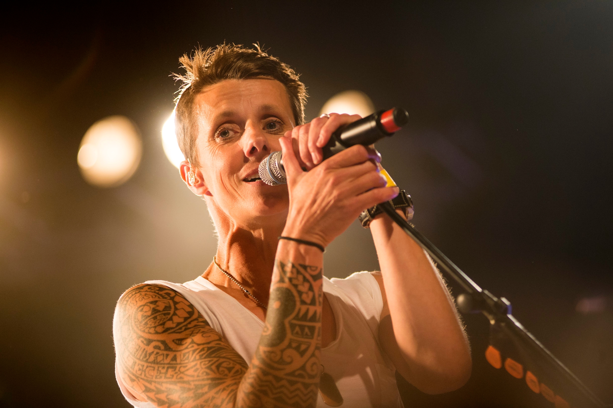 K’s Choice-zangeres Sarah Bettens wordt Sam: ‘Hier is het, het is openbaar, en het voelt ...