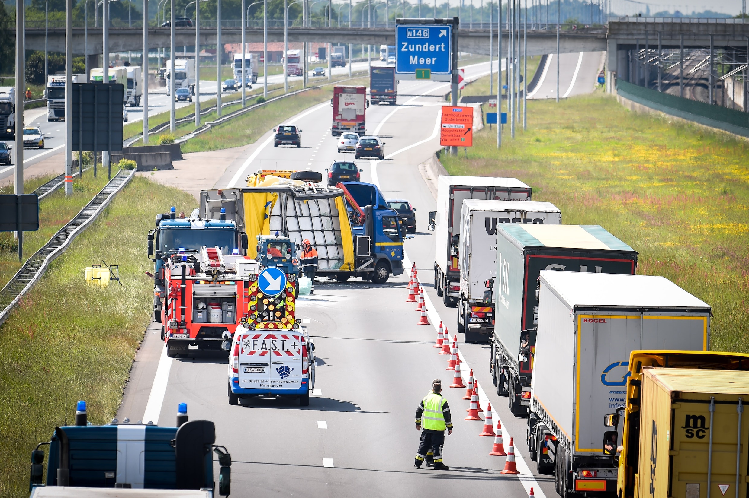 "Blijf er weg": E19 richting Antwerpen volledig afgesloten in Loenhout ...