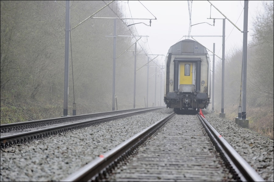 Vrouw springt uit rijdende trein in Deinze | De Morgen