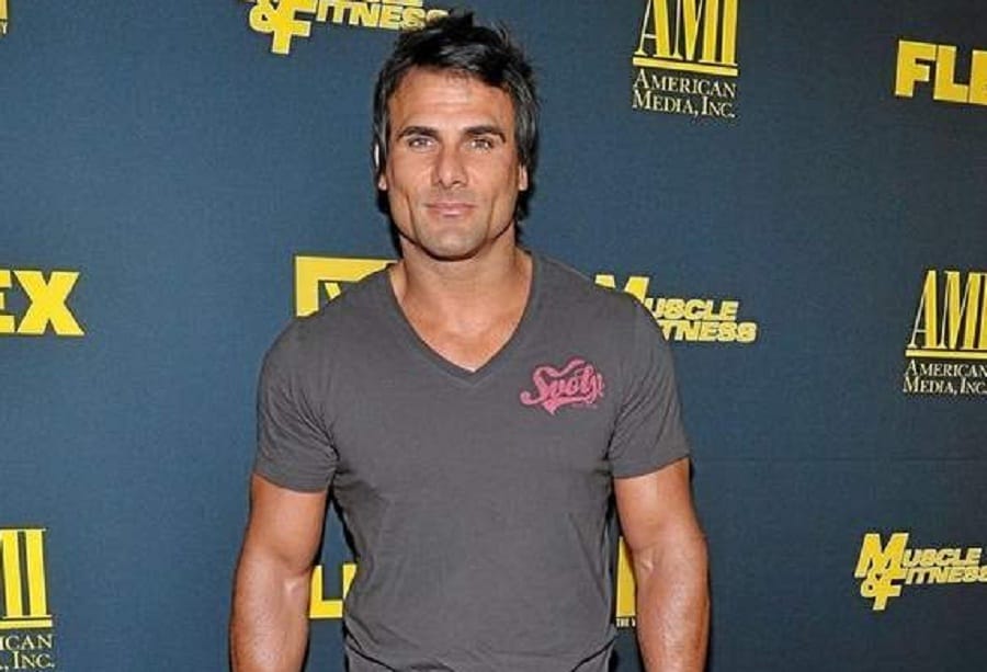 Baywatch-ster 'Hobie' steekt man neer | De Morgen