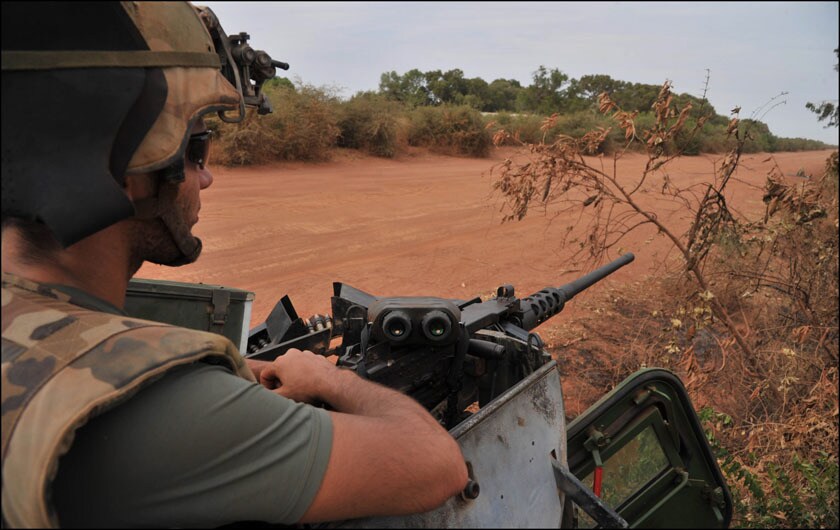 Franse en Malinese soldaten controleren historische stad Timboektoe ...