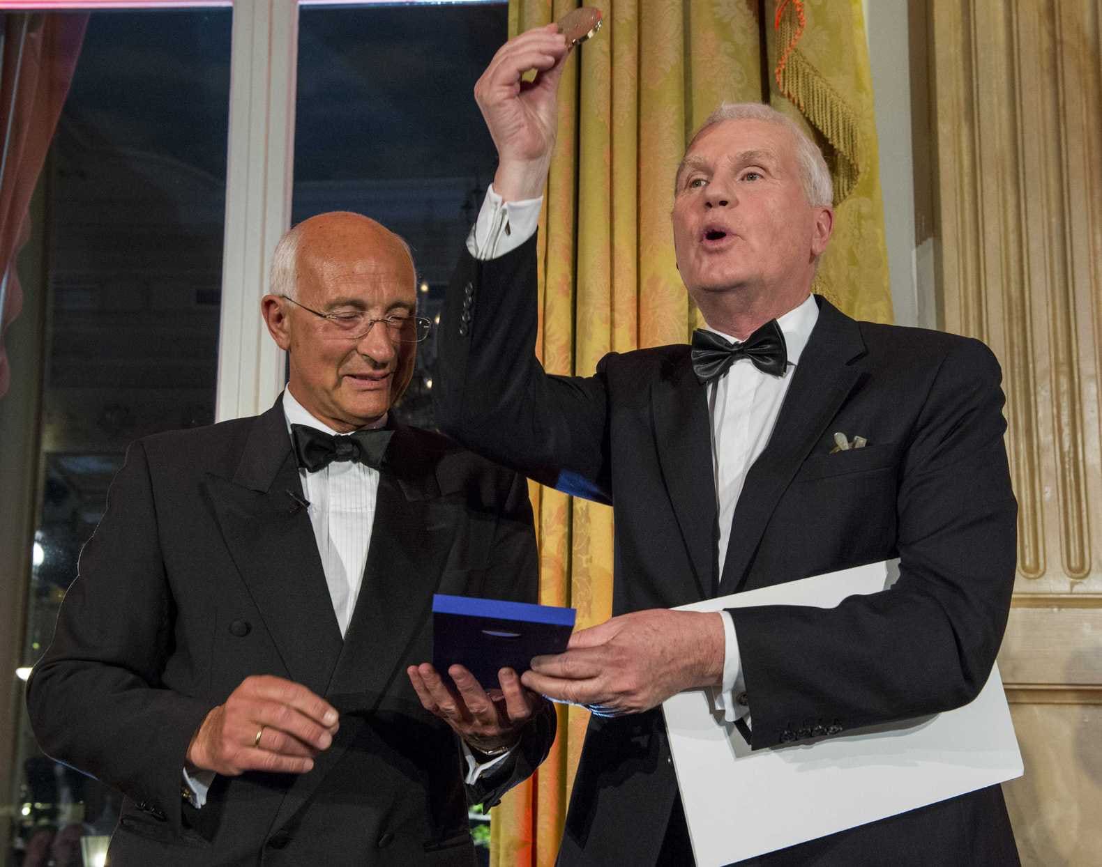 De zoon die op zijn moeder lijkt: ijdel, bangig en overbeleefd | De Morgen