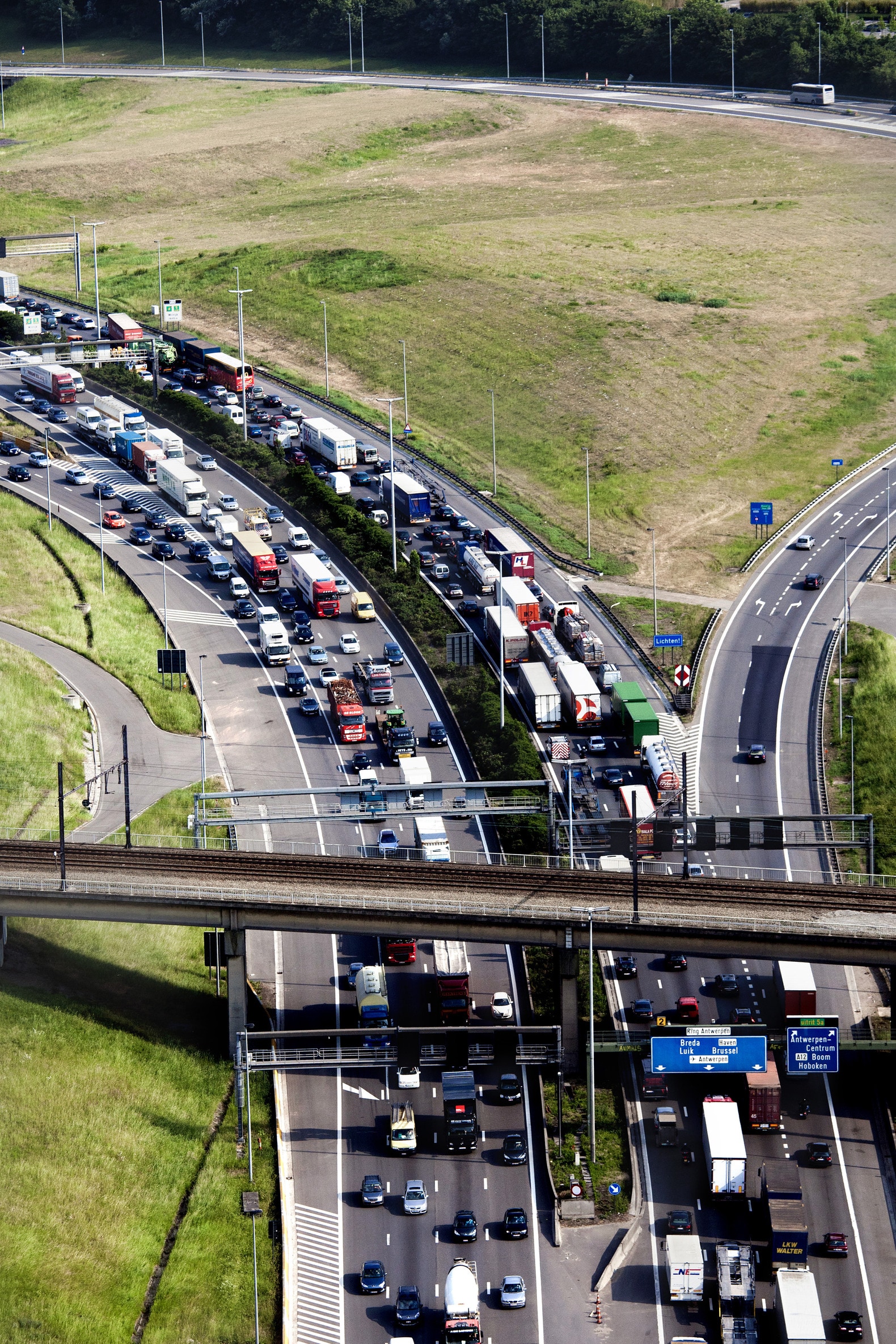 Verkeer op Antwerpse ring muurvast door gekantelde truck | De Morgen
