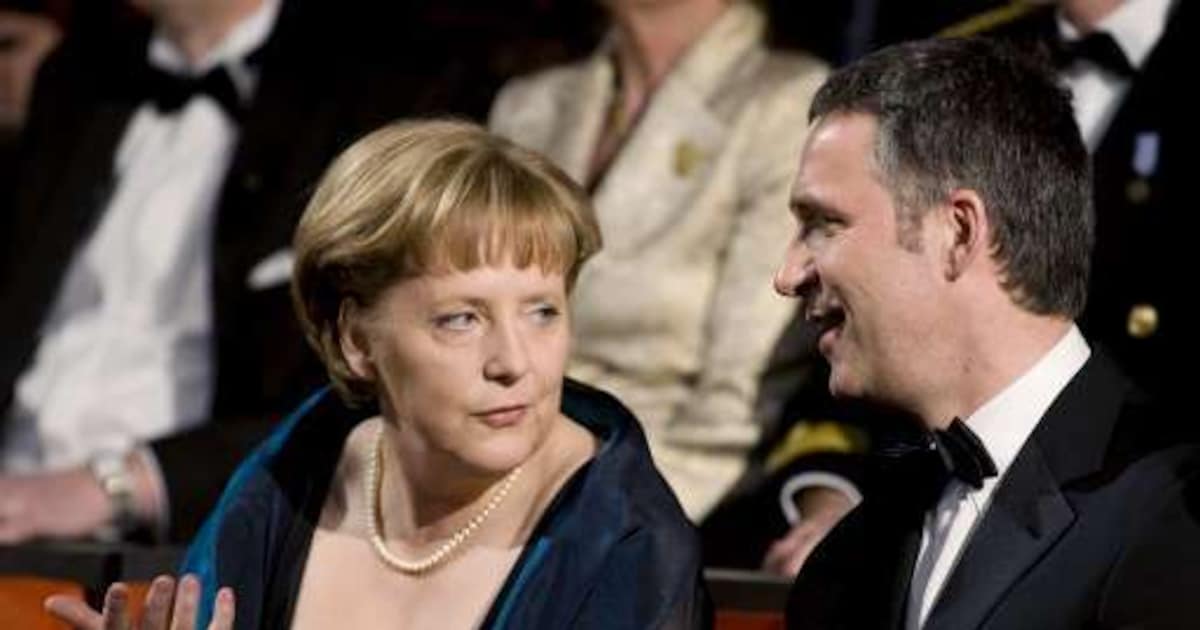 Duitsers vergapen zich aan decolleté Angela Merkel | De Morgen