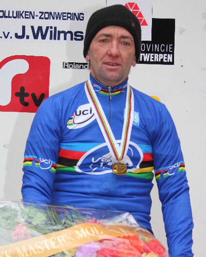 Eliterenner zonder contract Marc Druyts (44) overlijdt na wedstrijd in ...