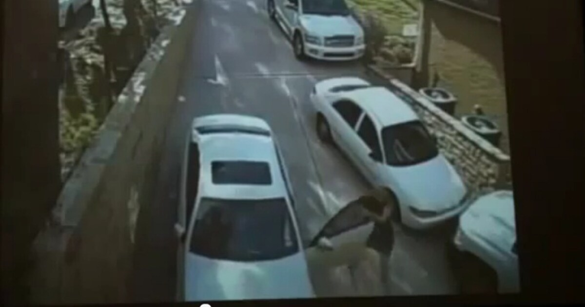 Hilarisch: autodeur schakelt vrouw uit nadat ze Mercedes laat bollen om ...