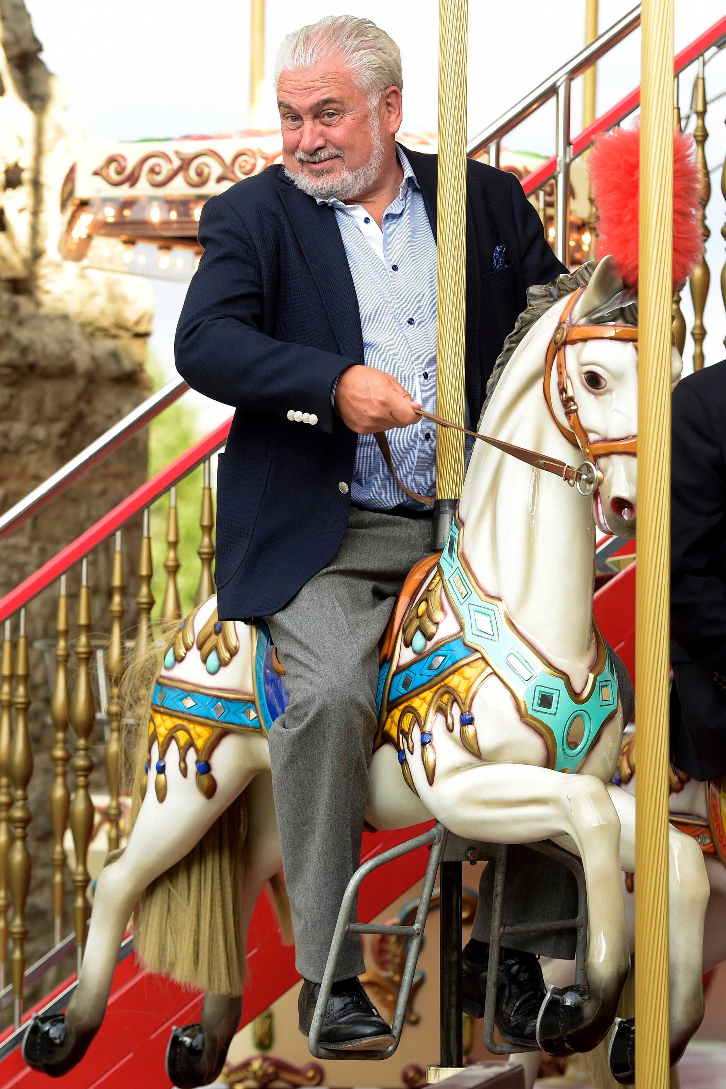 Fernand Huts geeft aftrap van wekenlang verjaardagsfeest in nagebouwde ...