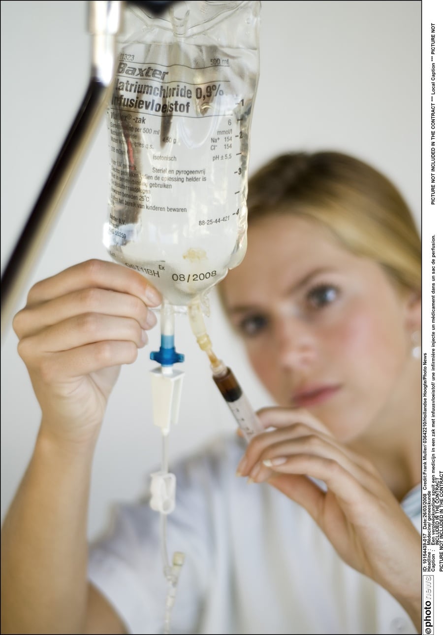 Kritieke patiënten herstellen sneller bij intraveneuze voeding die pas ...