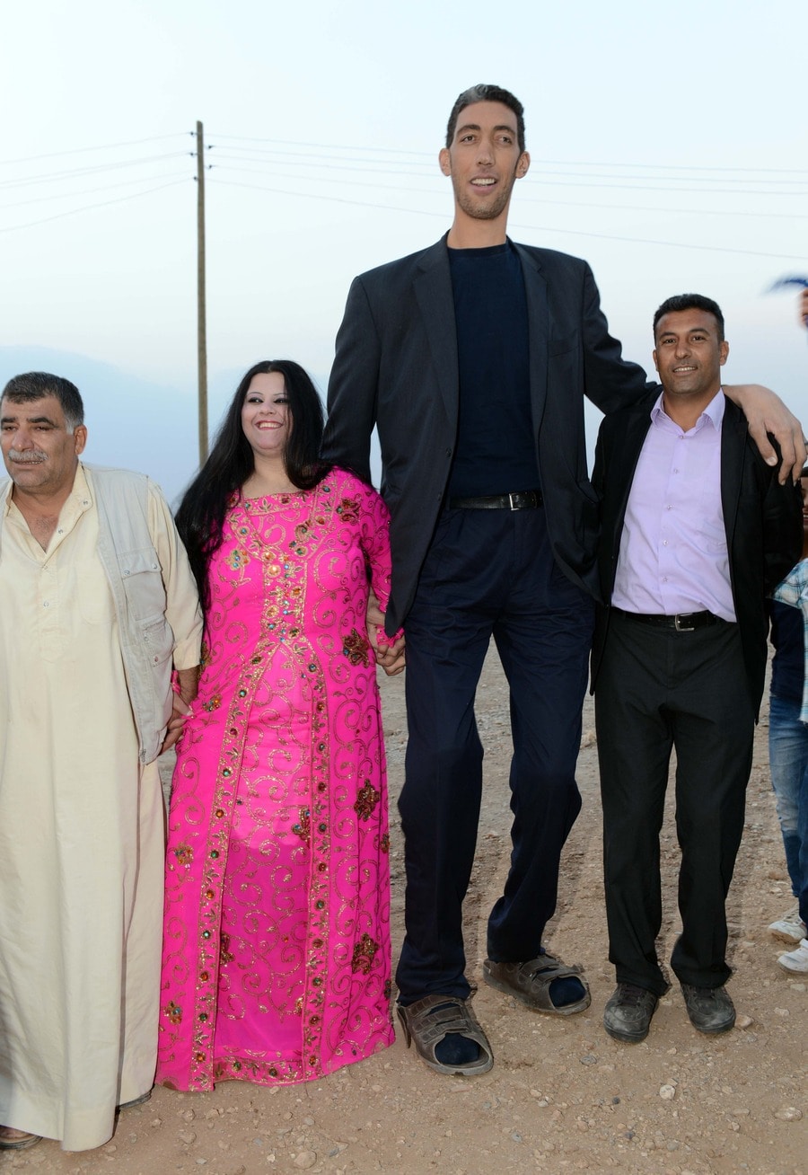 Grootste man ter wereld (2,51 meter) is getrouwd | De Morgen