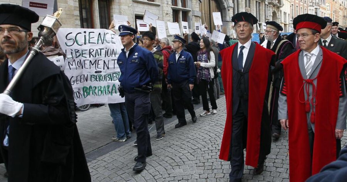 Nieuw protest tegen ontslag onderzoekster Barbara Van Dyck | De Morgen