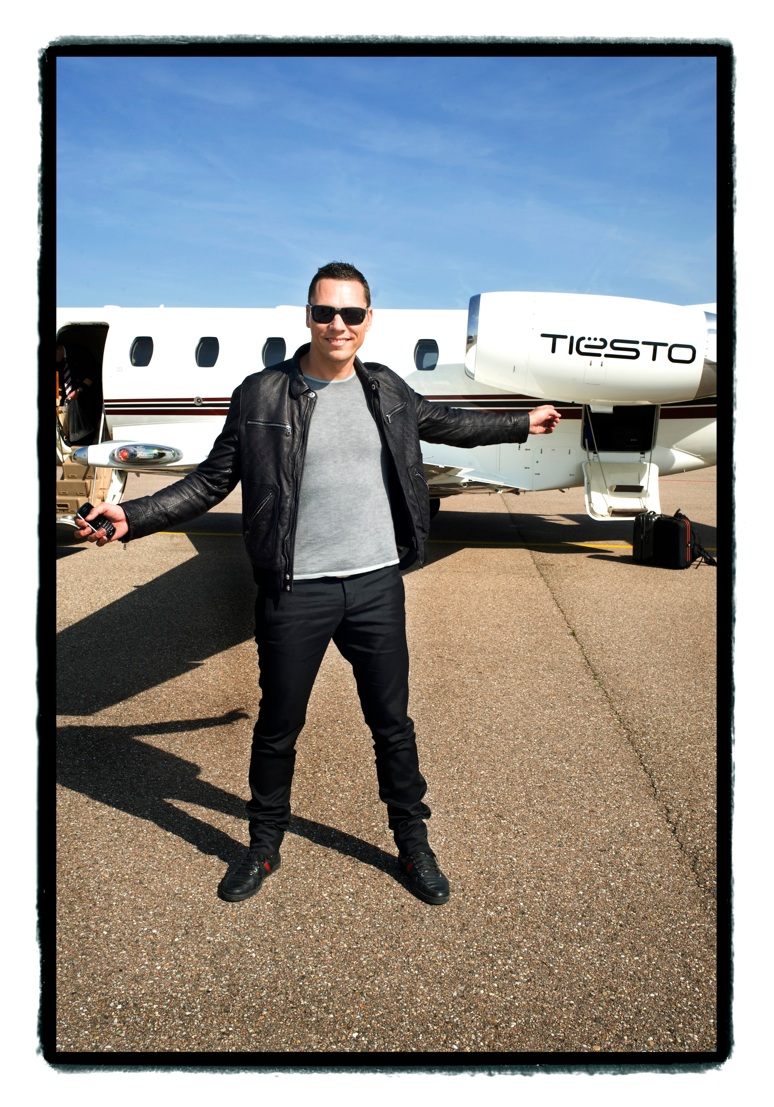 DJ Tiësto ontwerpt sexy kledinglijn voor Guess | De Morgen