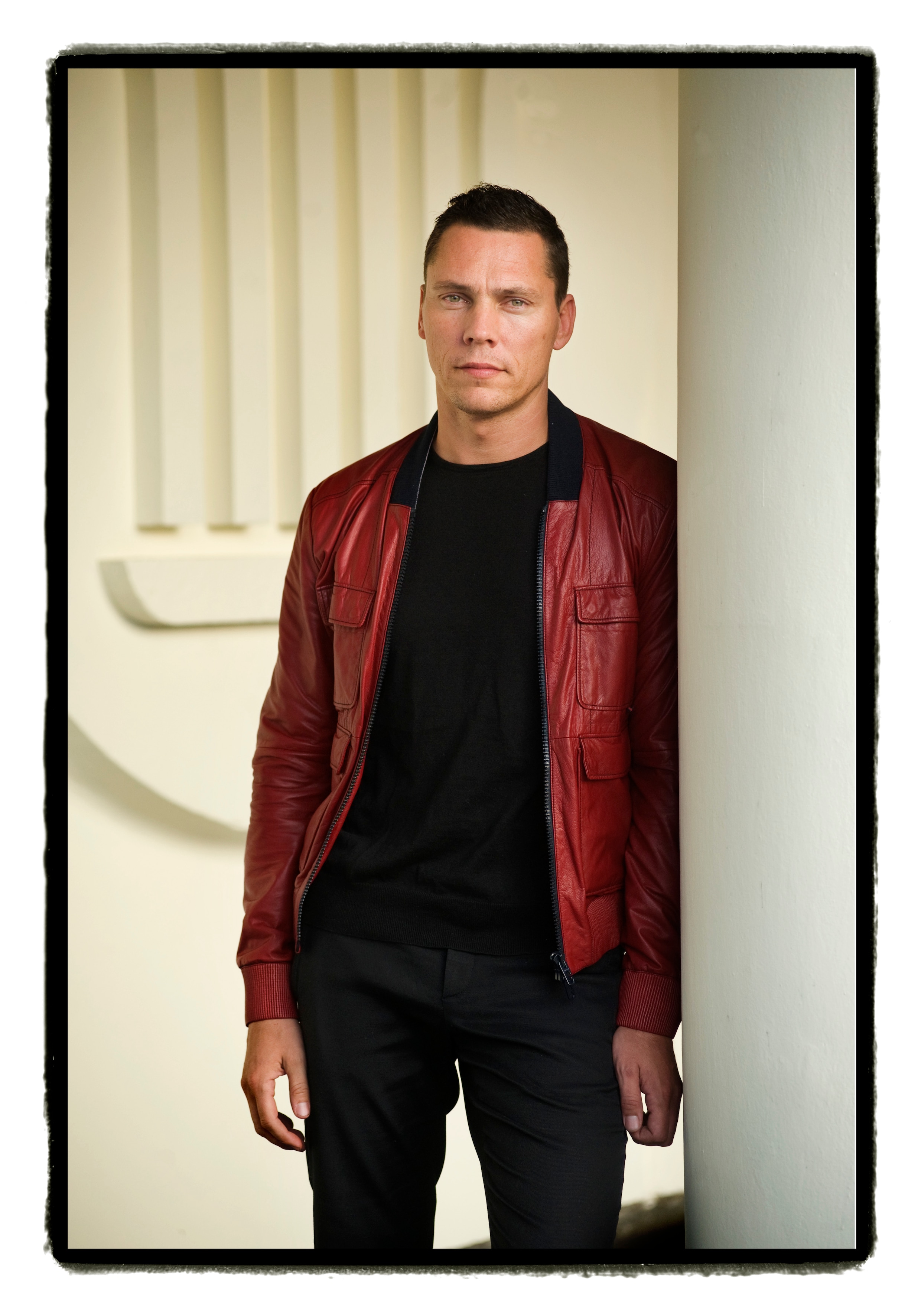 DJ Tiësto ontwerpt sexy kledinglijn voor Guess | De Morgen
