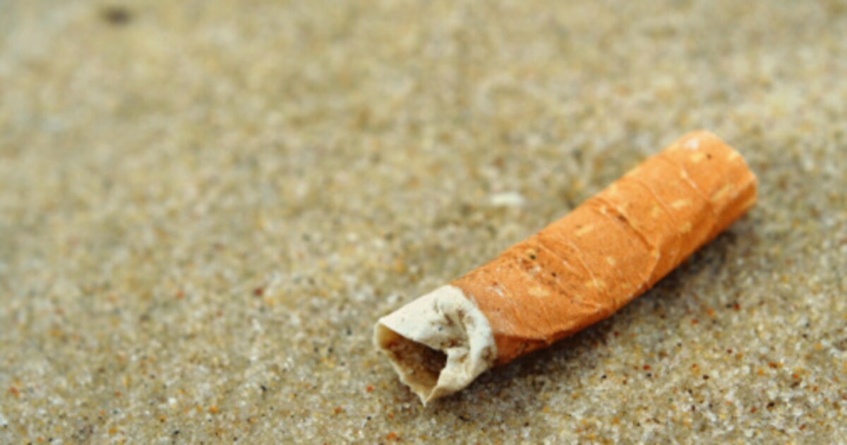 Naakt tegen peuken op het strand | De Morgen