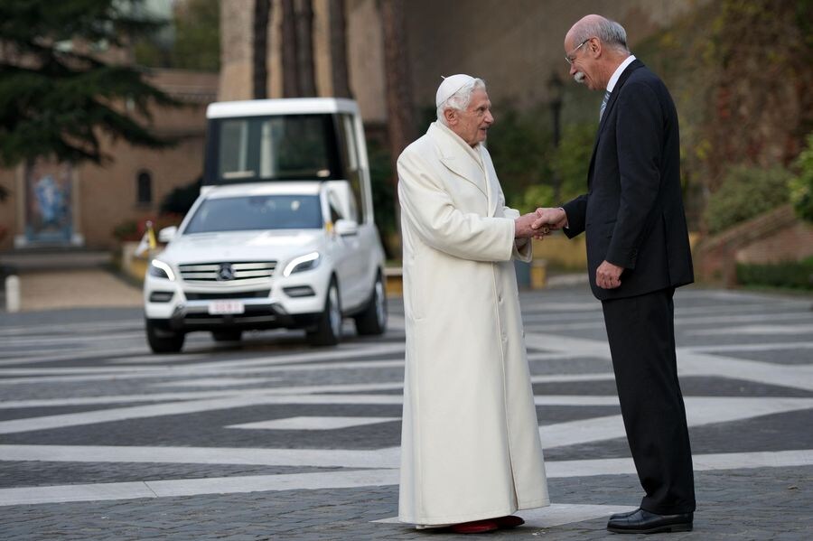 Mercedes maakt 2 nieuwe pausmobielen voor Benedictus XVI | De Morgen