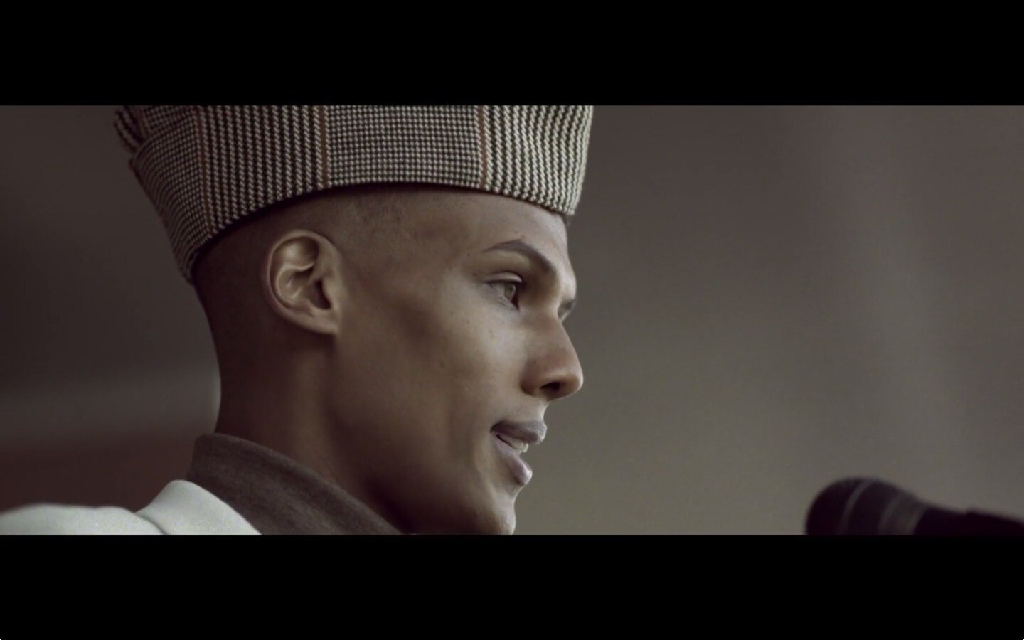 Bekijk: Stromae als kolonel in spectaculaire videoclip 'Ta fête' | De ...