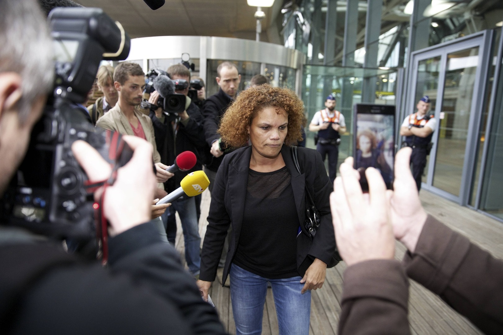 Moeder Brian De Mulder manu militari uit rechtszaal gezet | De Morgen