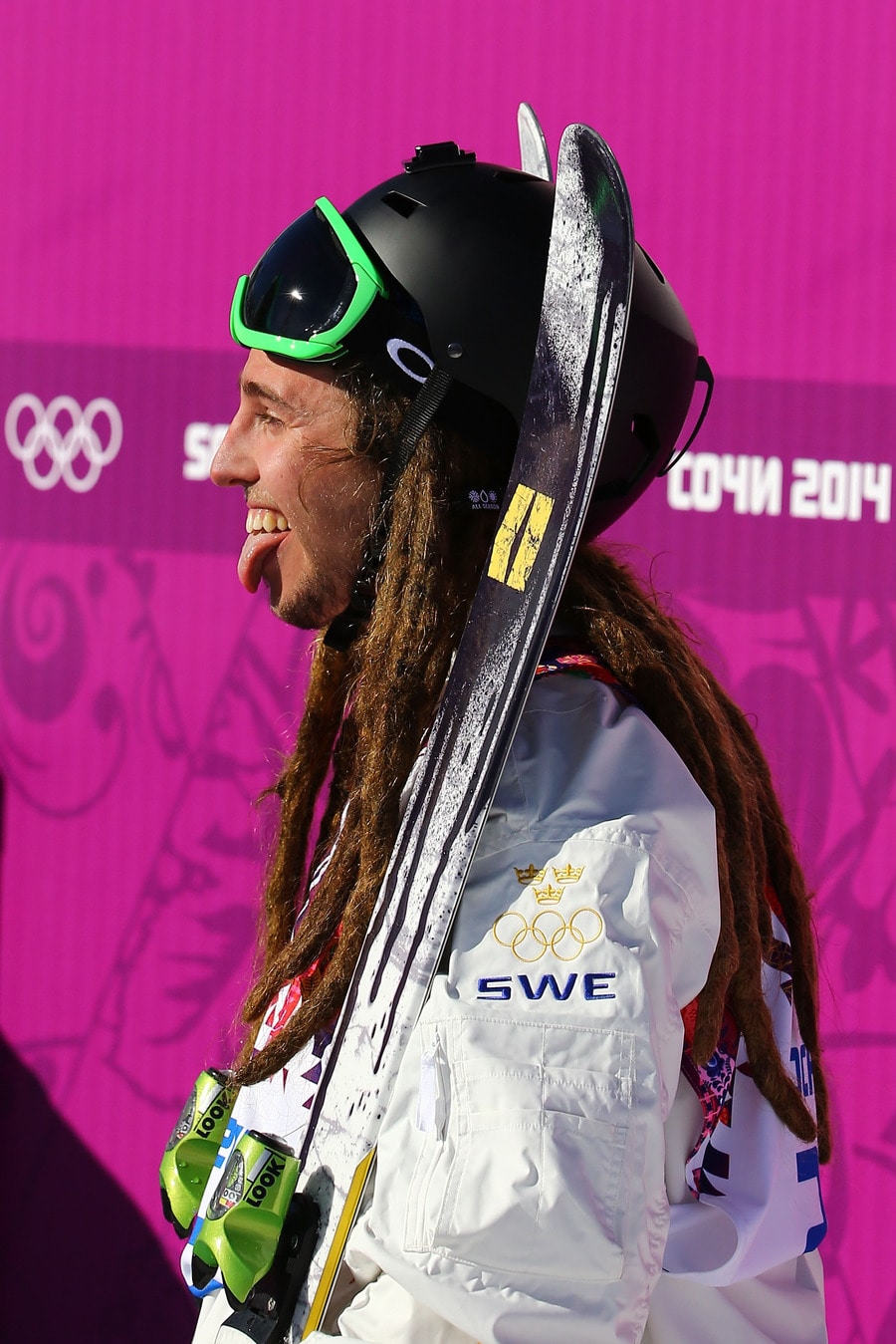 Excentrieke freestyleskiër komt ten val en toont de wereld zijn ...