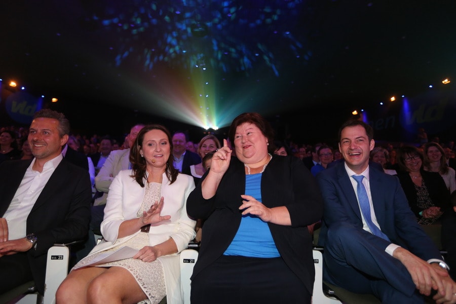 Waar zijn die blauwe handjes? Regi sluit Open Vld-congres af | De Morgen