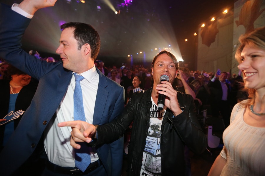 Waar zijn die blauwe handjes? Regi sluit Open Vld-congres af | De Morgen