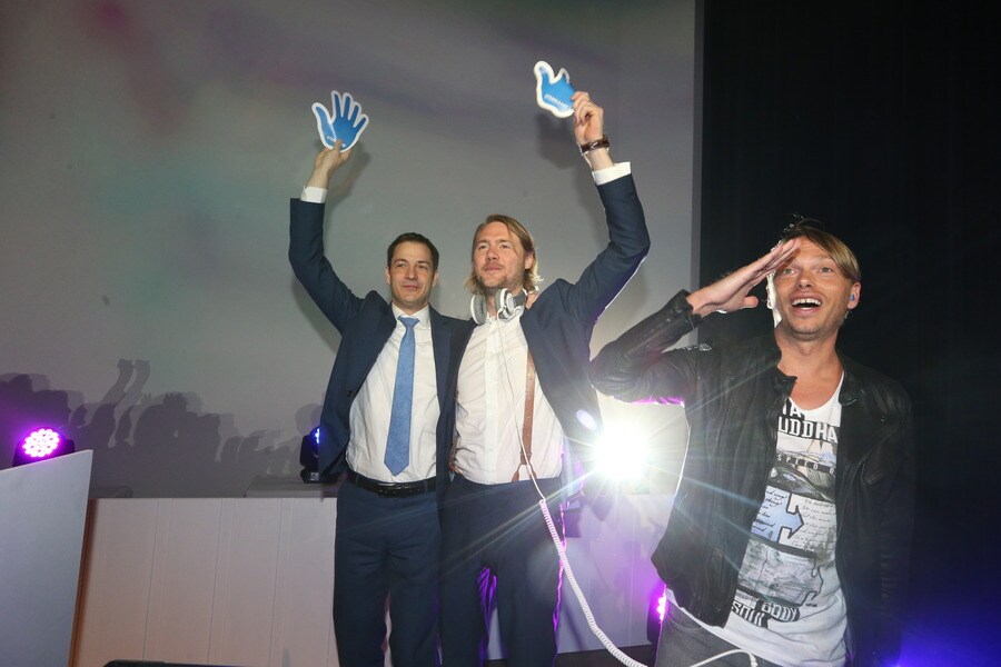 Waar zijn die blauwe handjes? Regi sluit Open Vld-congres af | De Morgen