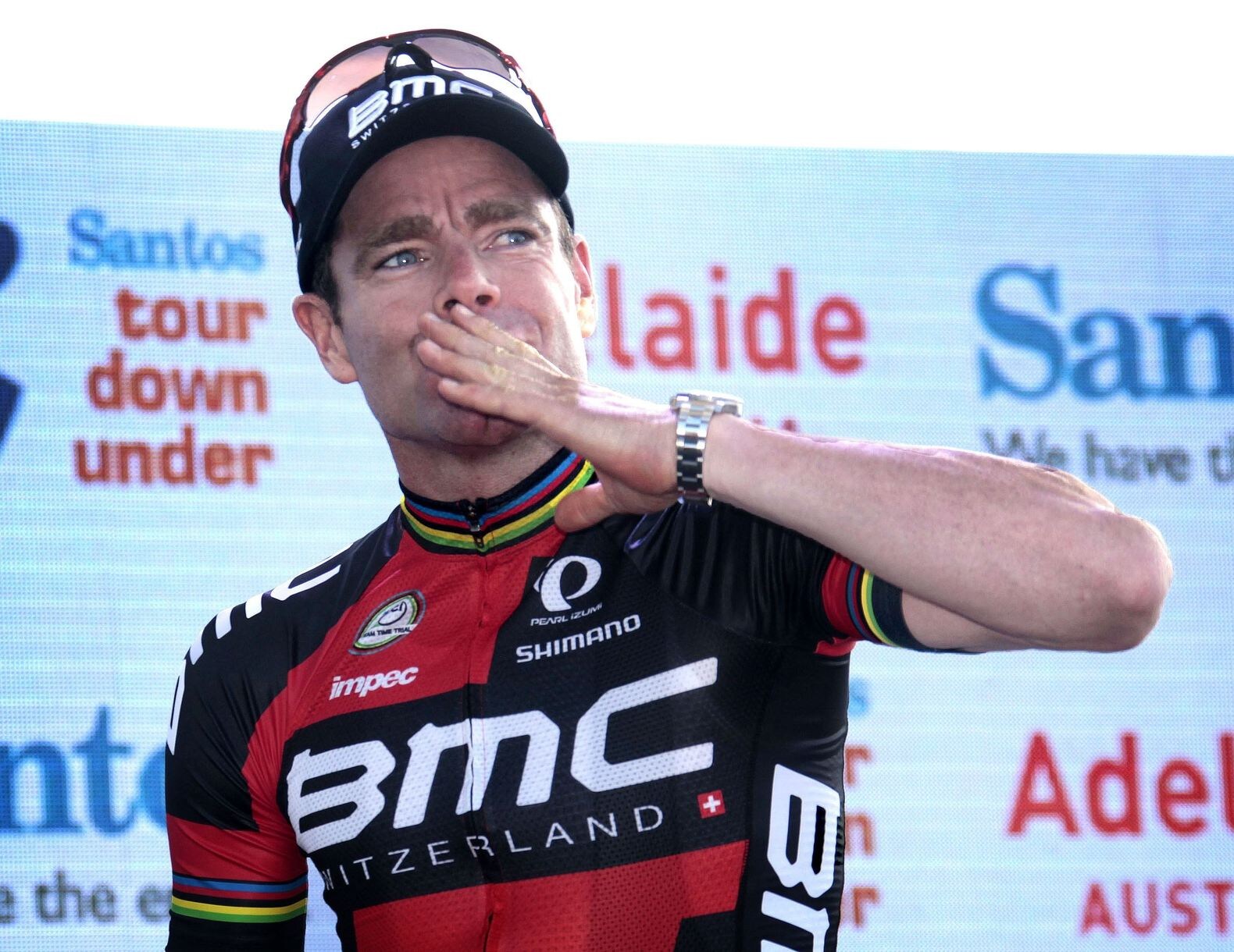 David Bombeke en Cadel Evans vallen elkaar laatste keer in de armen ...