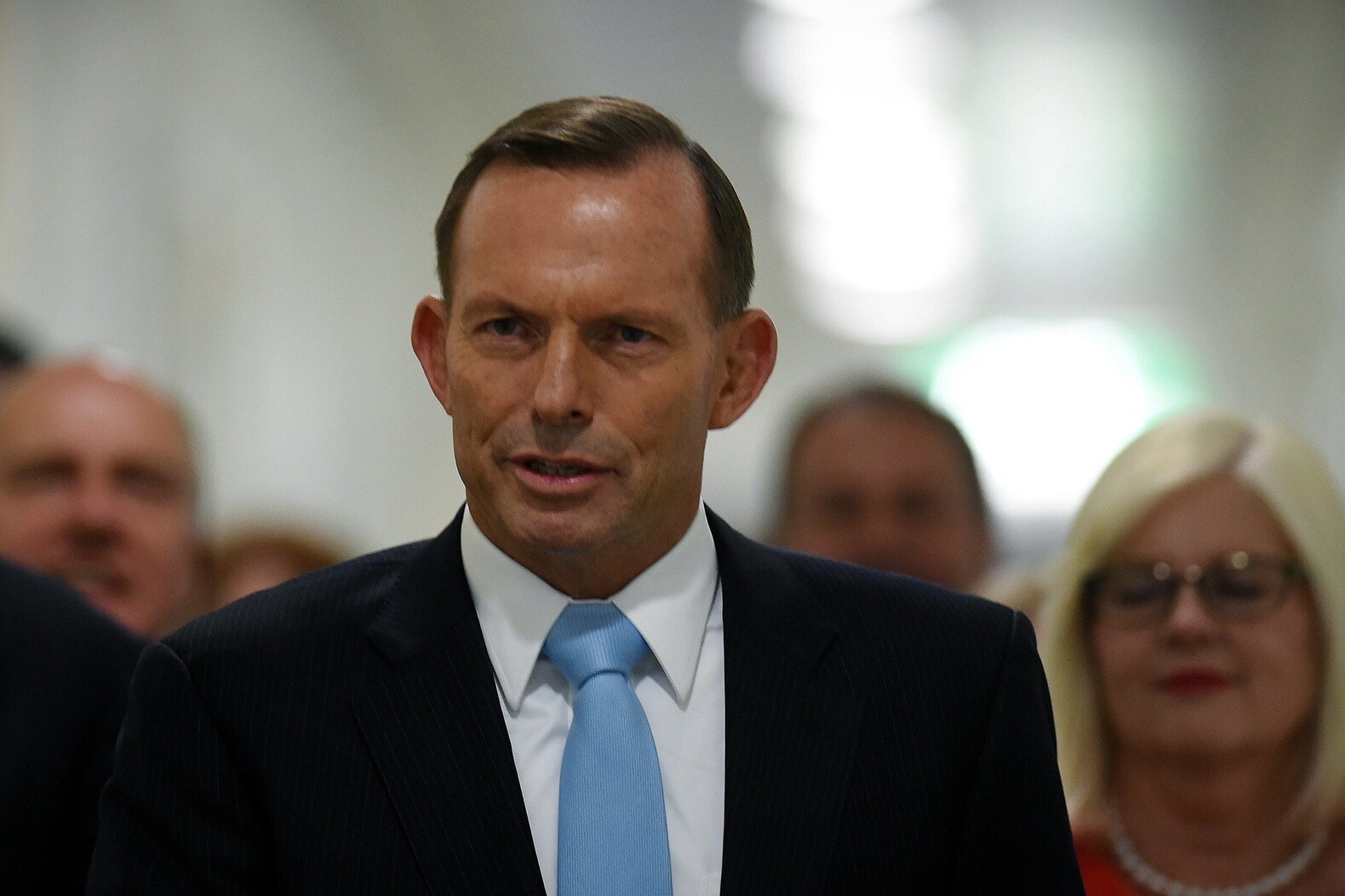 Australische premier Abbott mag aanblijven | De Morgen
