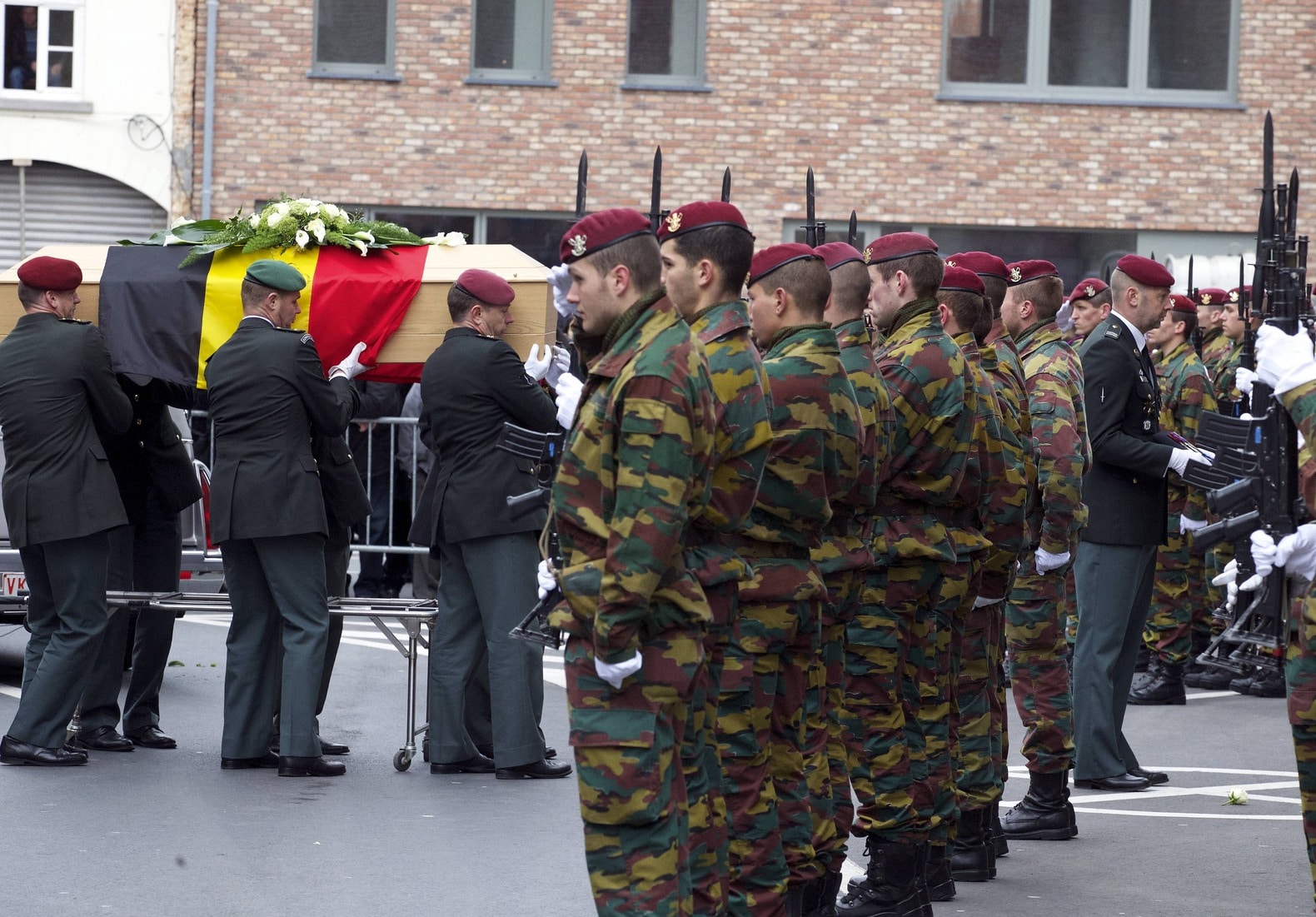 Volle kerk voor uitvaart met militaire eer voor Belgisch slachtoffer ...