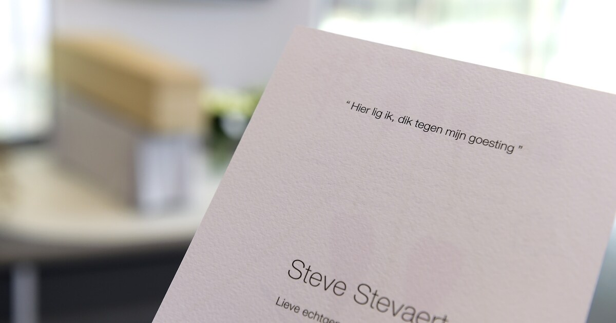 Publiek brengt laatste groet aan Stevaert: "Hier lig ik, dik tegen mijn ...