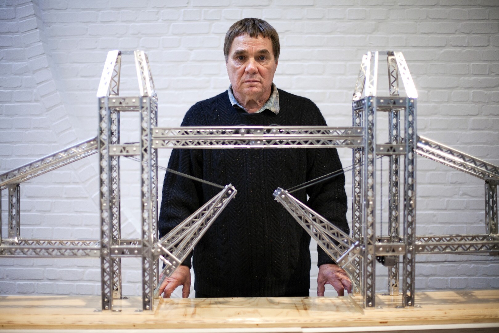 De man die zich liet doorboren, verdrinken, elektrocuteren en ...