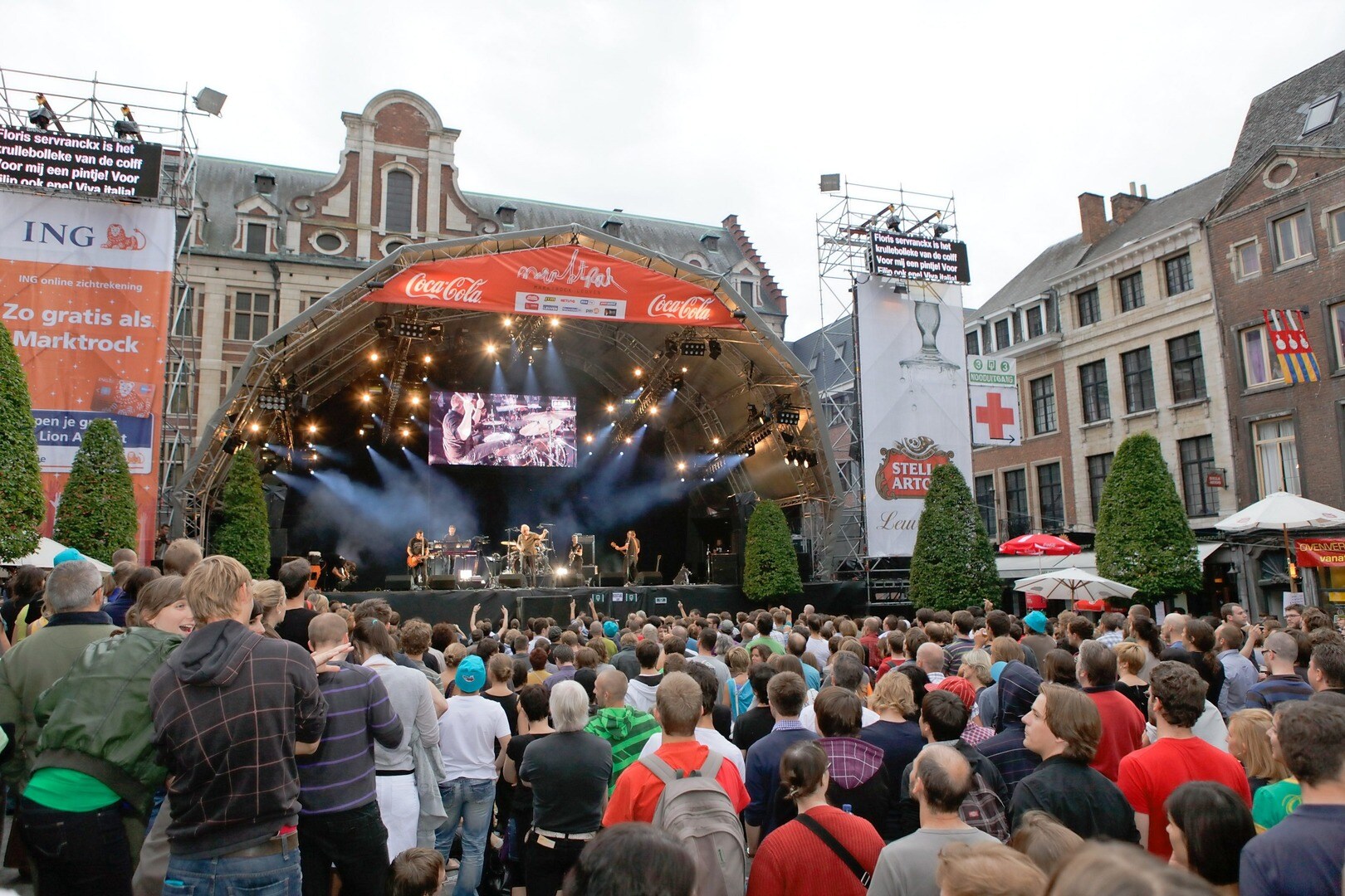 Organisatoren Marktrock Leuven en vzw Oude Markt strijken bierplooien ...