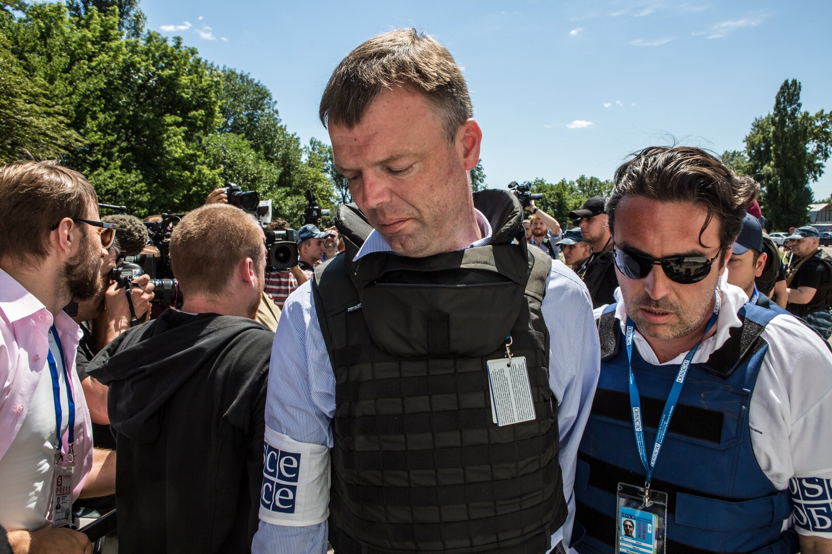 Het verhaal van Alexander Hug, een van de eerste hulpverleners bij MH17 ...