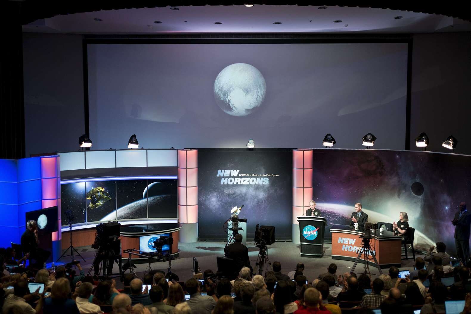 Ruimtesonde bij Pluto maakt contact met aarde | De Morgen
