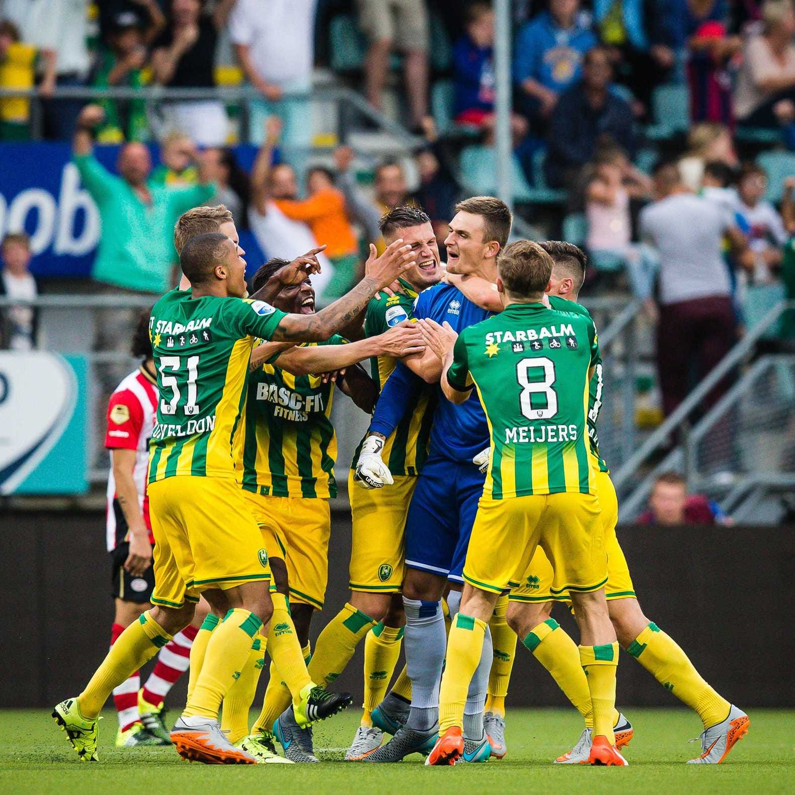 Keeper onsterfelijk na dit wonderhakje in slotseconde tegen PSV van ...