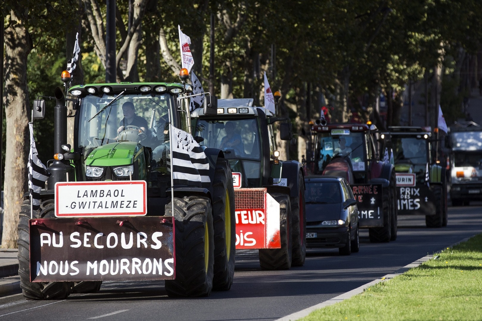 Boze Franse boeren rijden Parijs binnen | De Morgen