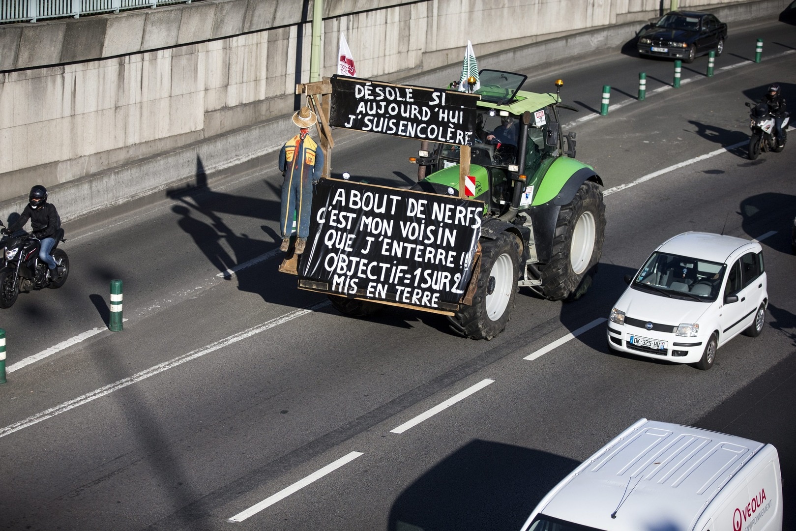 Boze Franse boeren rijden Parijs binnen | De Morgen