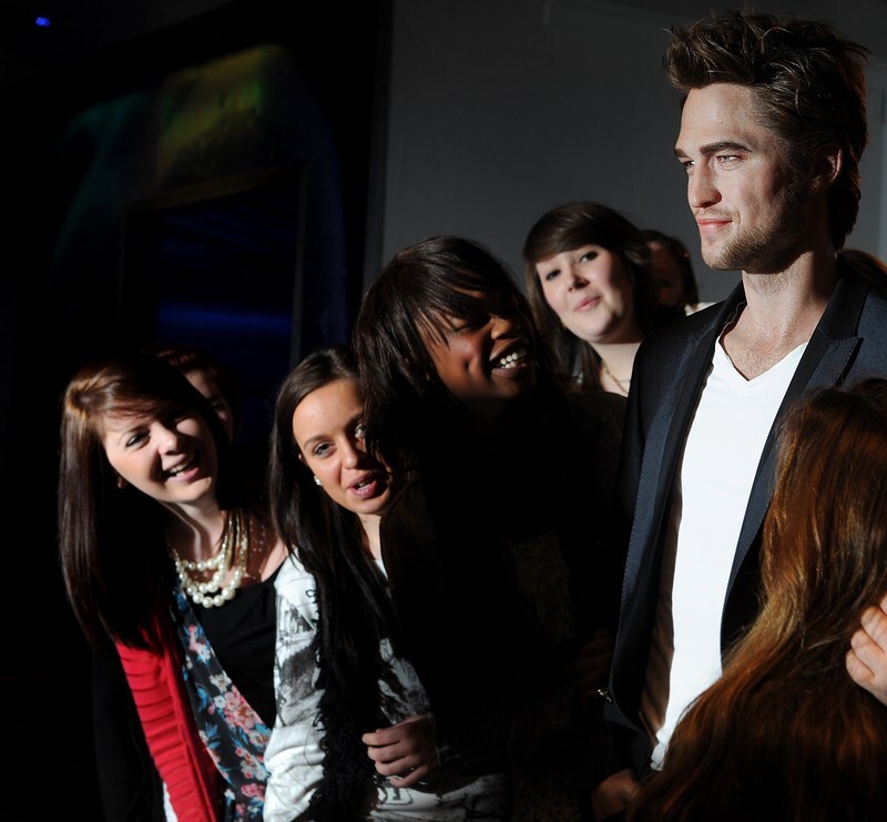 Knappe lookalike Robert Pattinson bij Madame Tussauds | De Morgen
