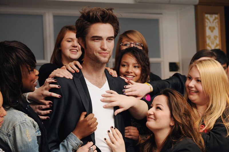 Knappe lookalike Robert Pattinson bij Madame Tussauds | De Morgen